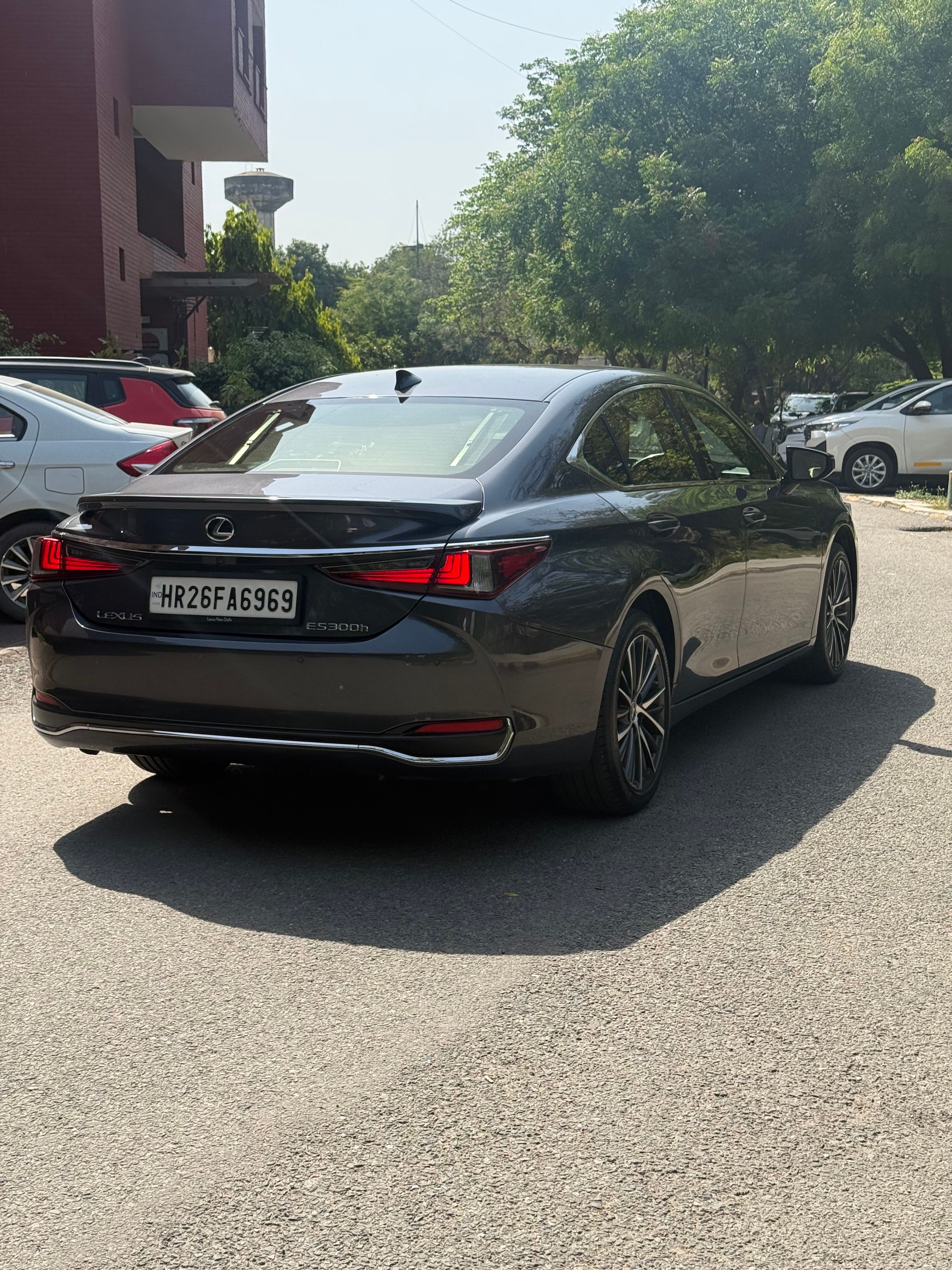 Buy Used Lexus ES 300h Exquisite of 2023 model @ 44,90,000 INR in Delhi ...