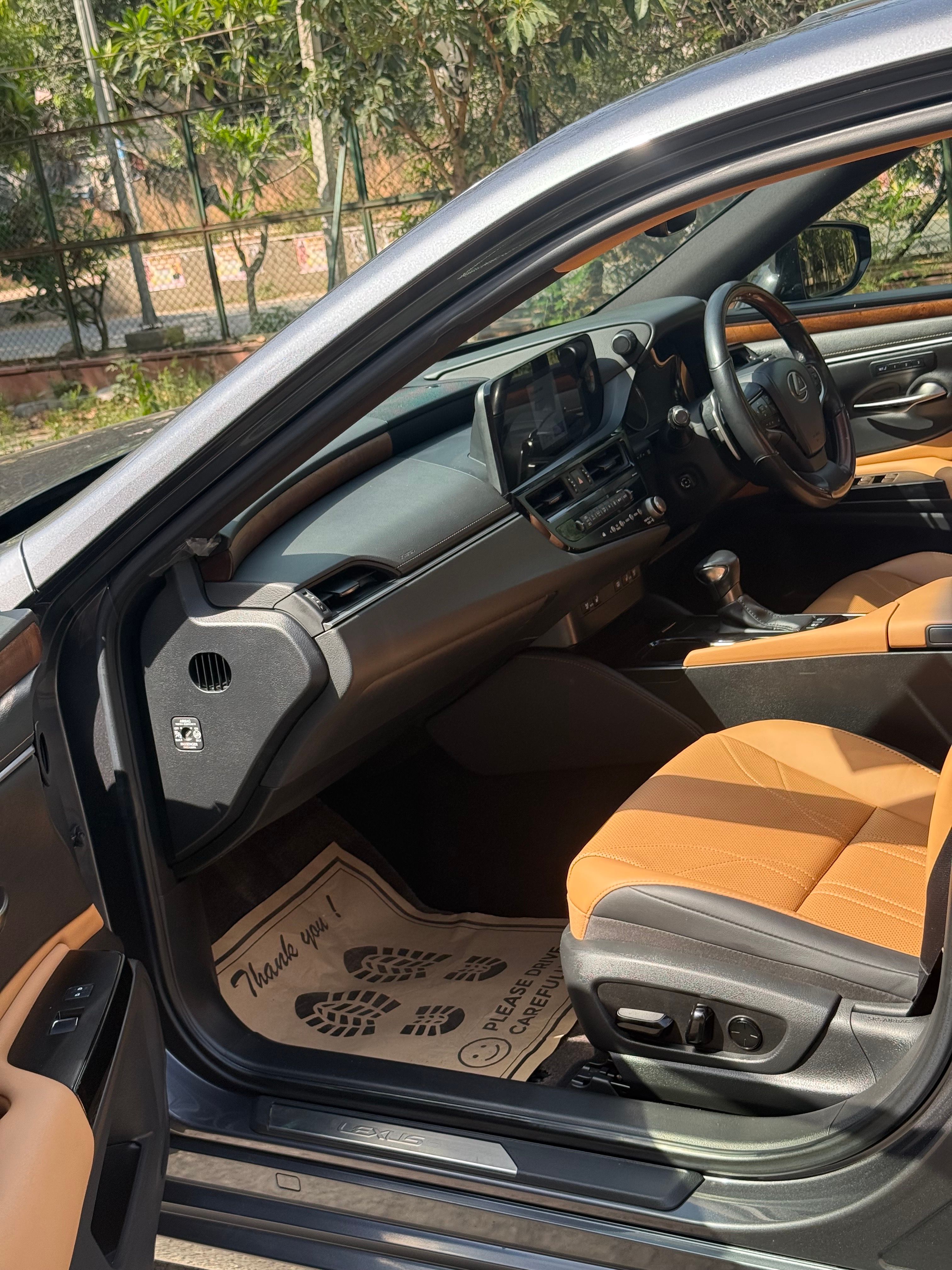 Buy Used Lexus ES 300h Exquisite of 2023 model @ 43,90,000 INR in Delhi ...