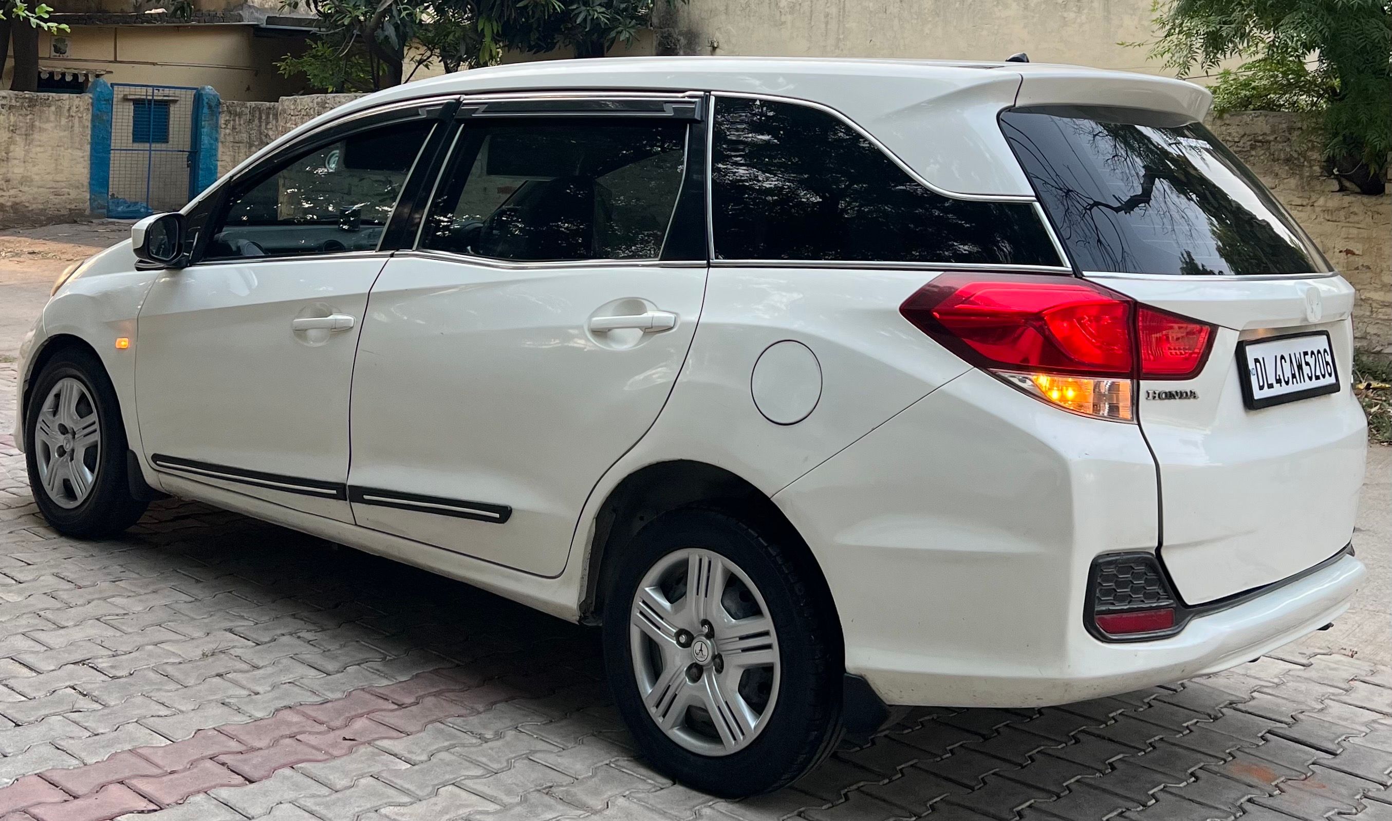 Buy Used Honda Mobilio S i-VTEC of 2015 model @ 3,75,000 INR in Delhi ...