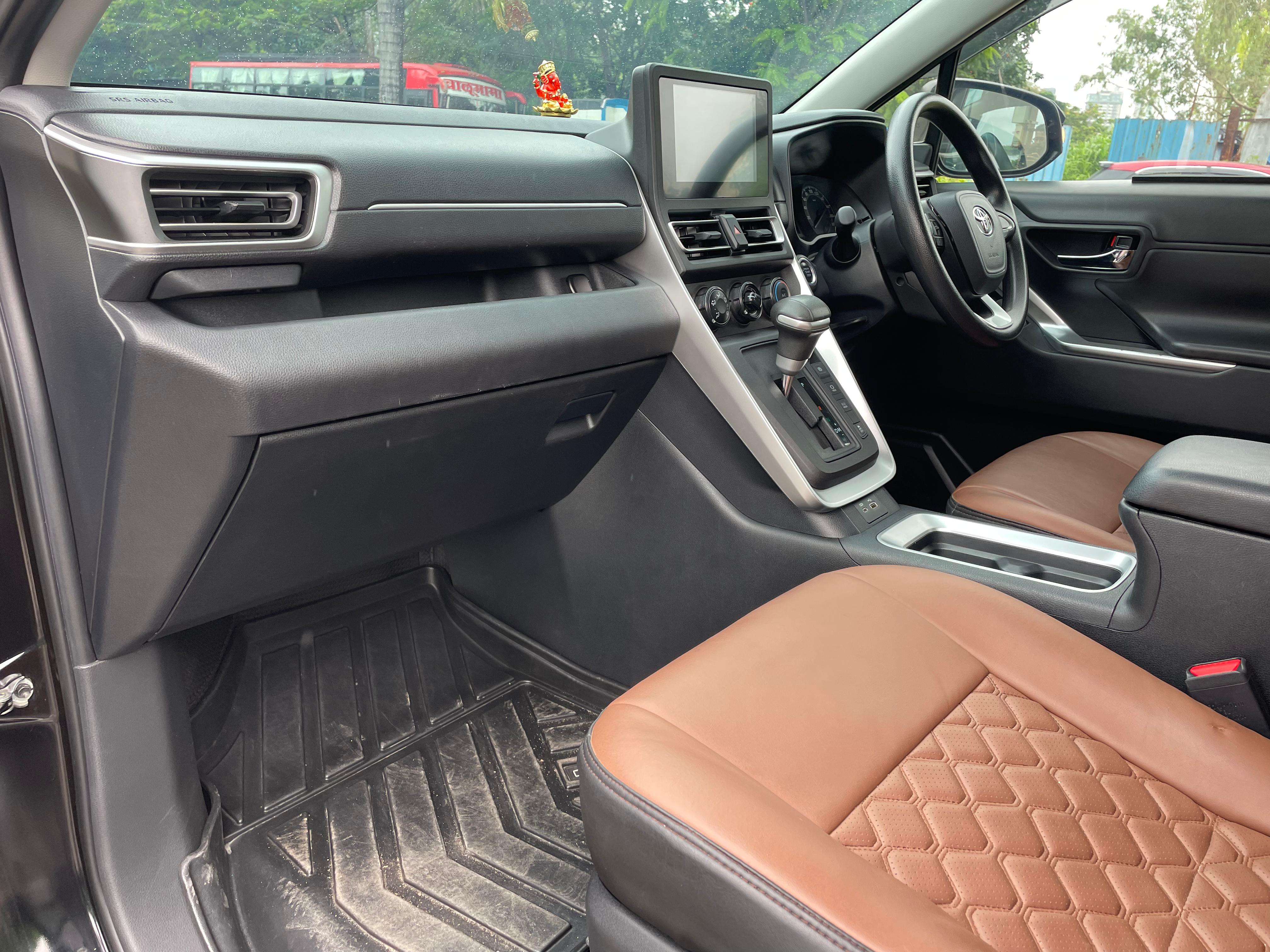 Buy Used Toyota Innova Hycross GX 7STR of 2024 model @ 21,95,000 INR in ...