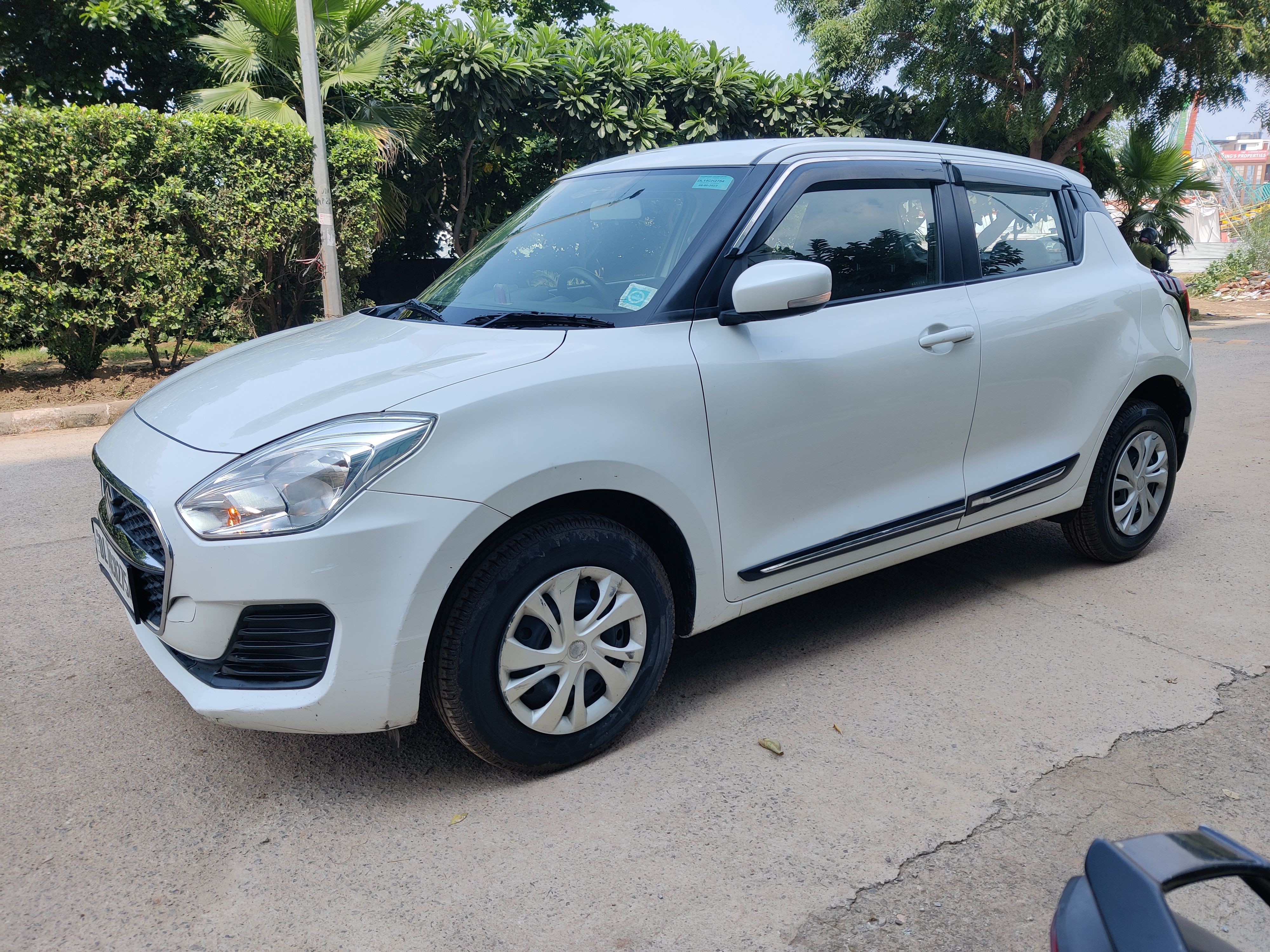 Used Maruti Swift VXI AMT Car in New Delhi, 2023 Model - Find Best ...