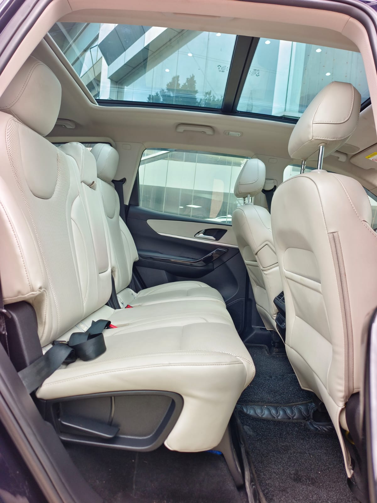 Buy Used Mahindra XUV700 AX7L 7Str AT of 2024 model @ 23,50,000 INR in Bangalore - 4942188 ...