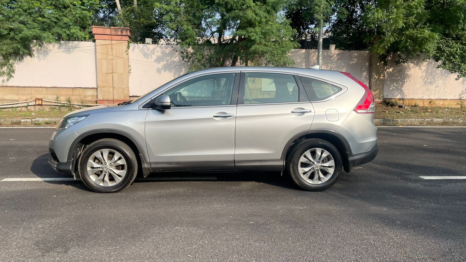 Buy Used Honda CR-V 2.0L 2WD AT of 2018 model @ 9,85,000 INR in Delhi - 4957852 - ZigWheels.com