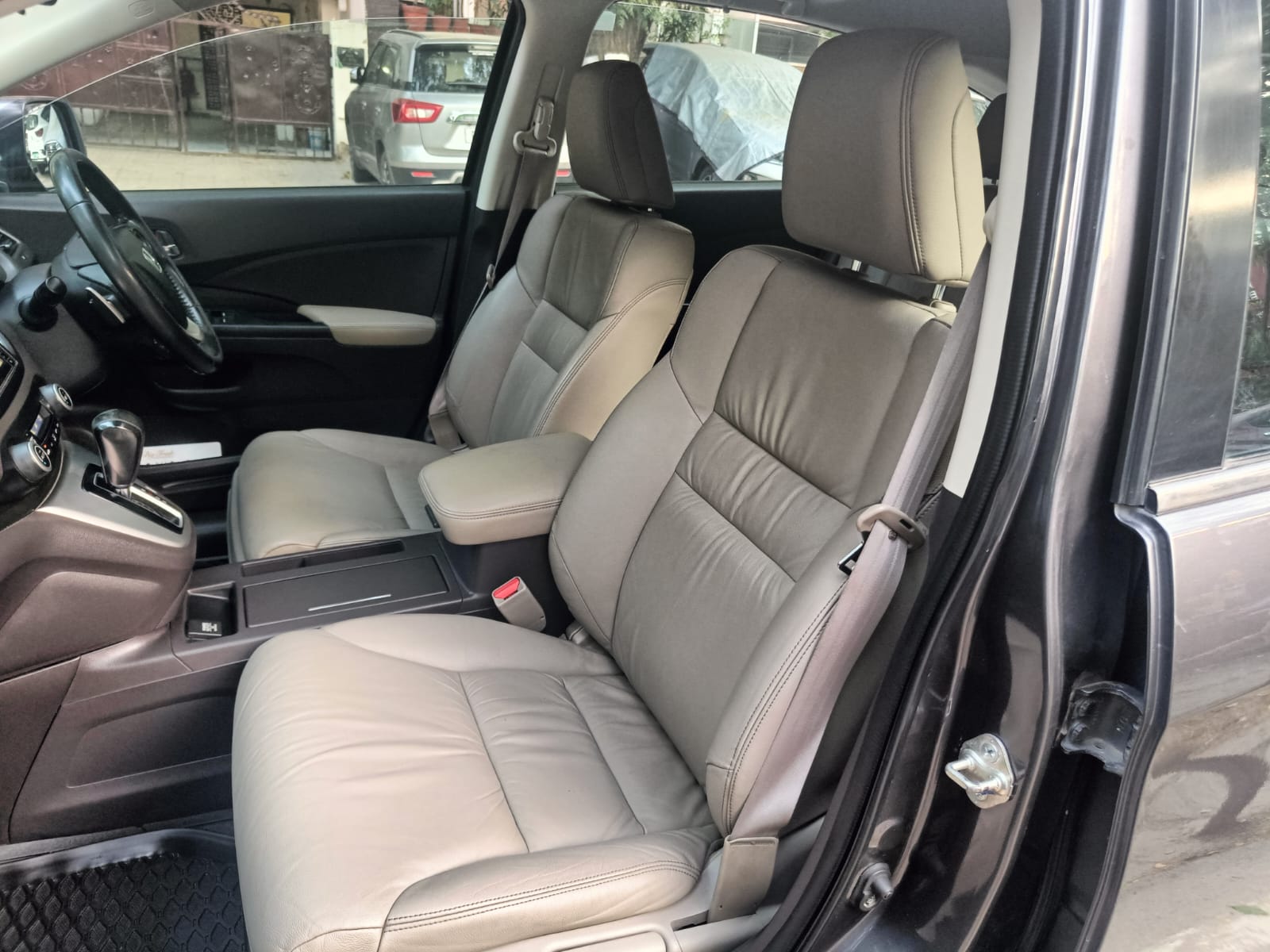 Buy Used Honda CR-V 2.0L 2WD AT of 2018 model @ 12,90,000 INR in Delhi - 4962777 - ZigWheels.com