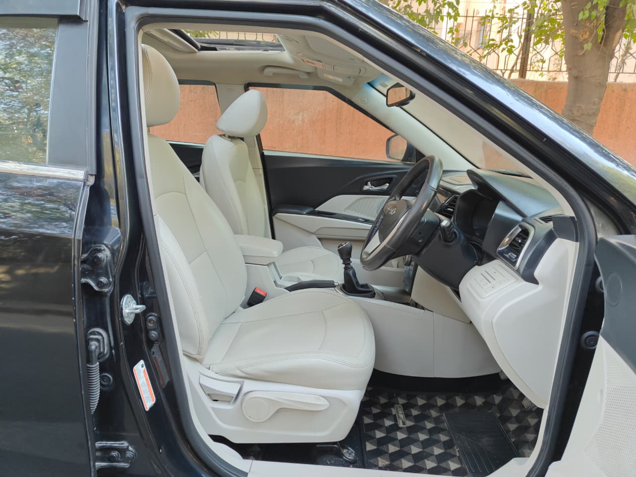 Buy Used Mahindra XUV300 W8 Opt of 2020 model @ 5,95,000 INR in Delhi ...