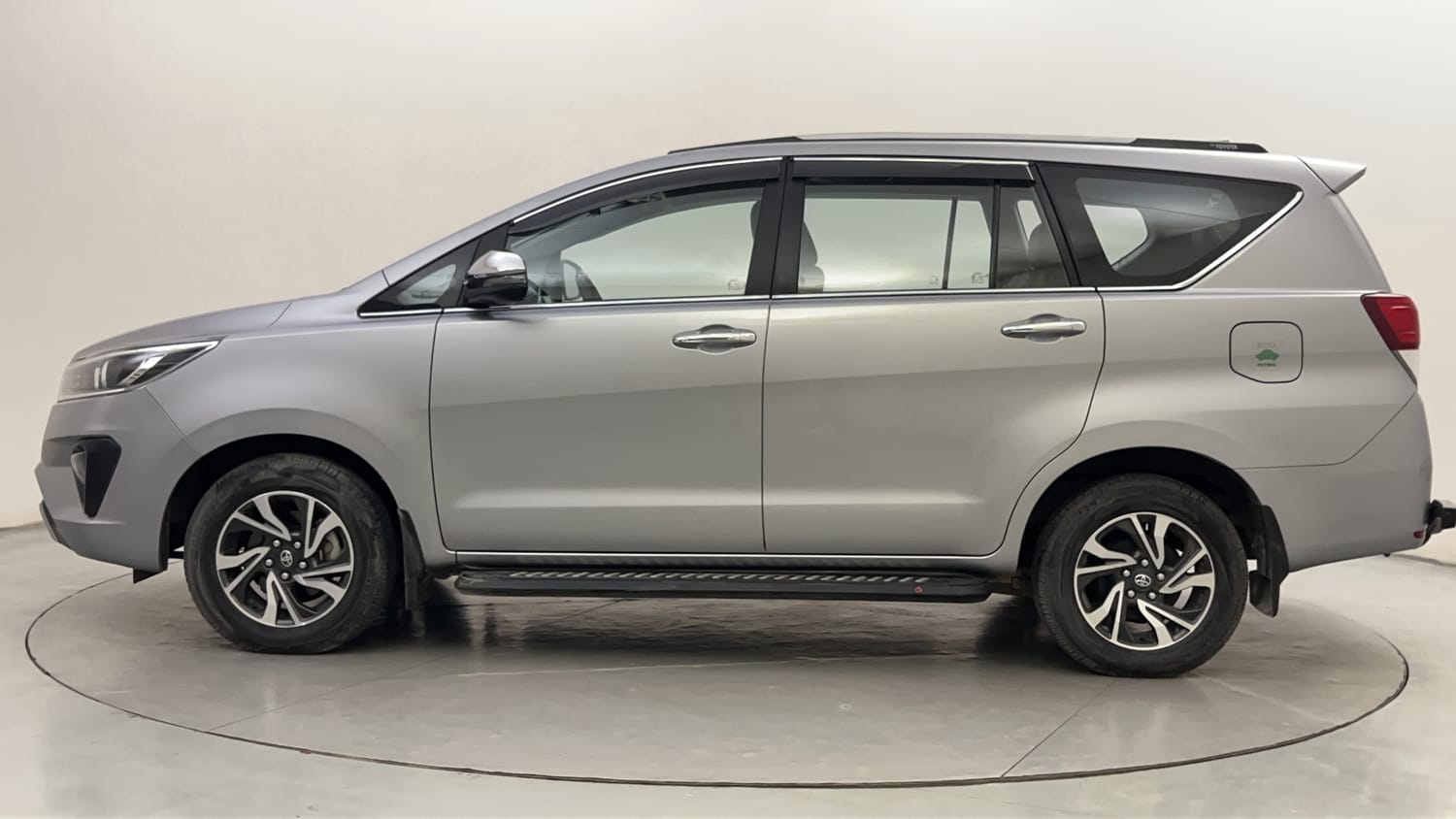 Buy Used Toyota Innova Crysta 2.7 VX 7 STR of 2022 model @ 19,36,373 ...