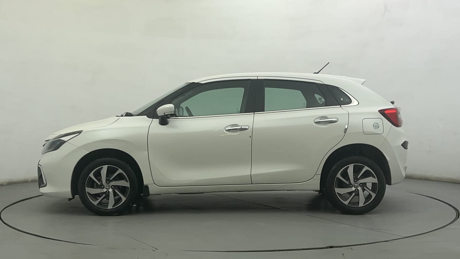 Buy Used Toyota Glanza V AMT BSVI of 2023 model @ 7,46,518 INR in ...