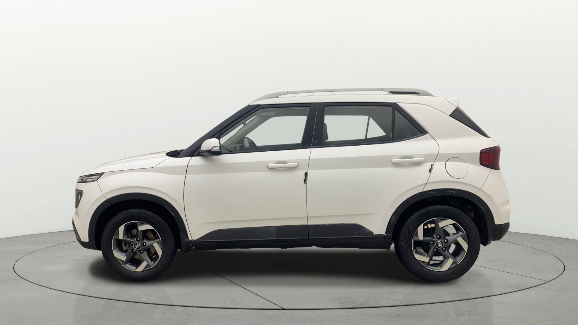 Buy Used Hyundai Venue SX Turbo iMT of 2021 model @ 7,27,453 INR in ...