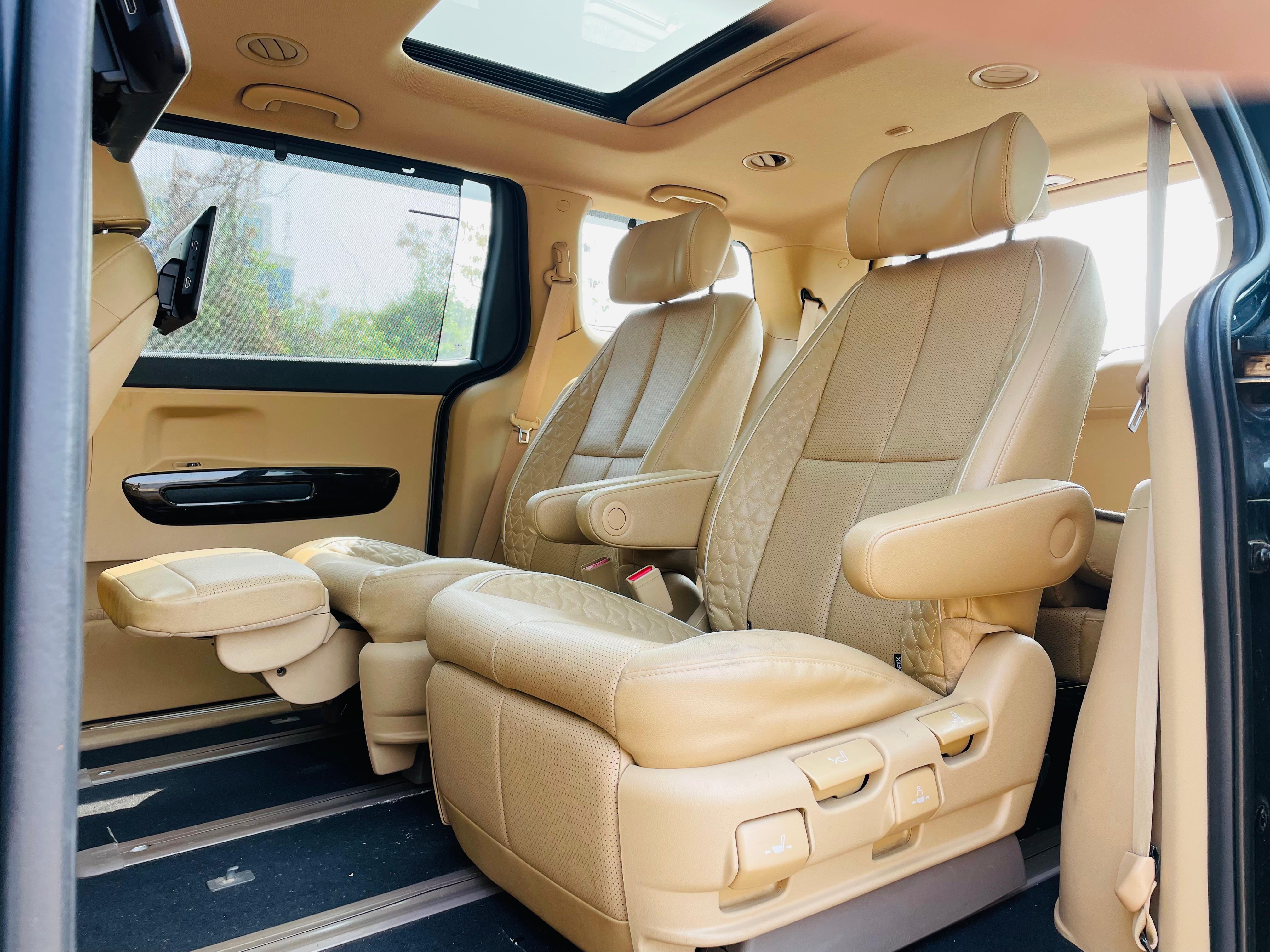 Buy Used Kia Carnival Limousine Plus of 2022 model @ 32,95,000 INR in ...