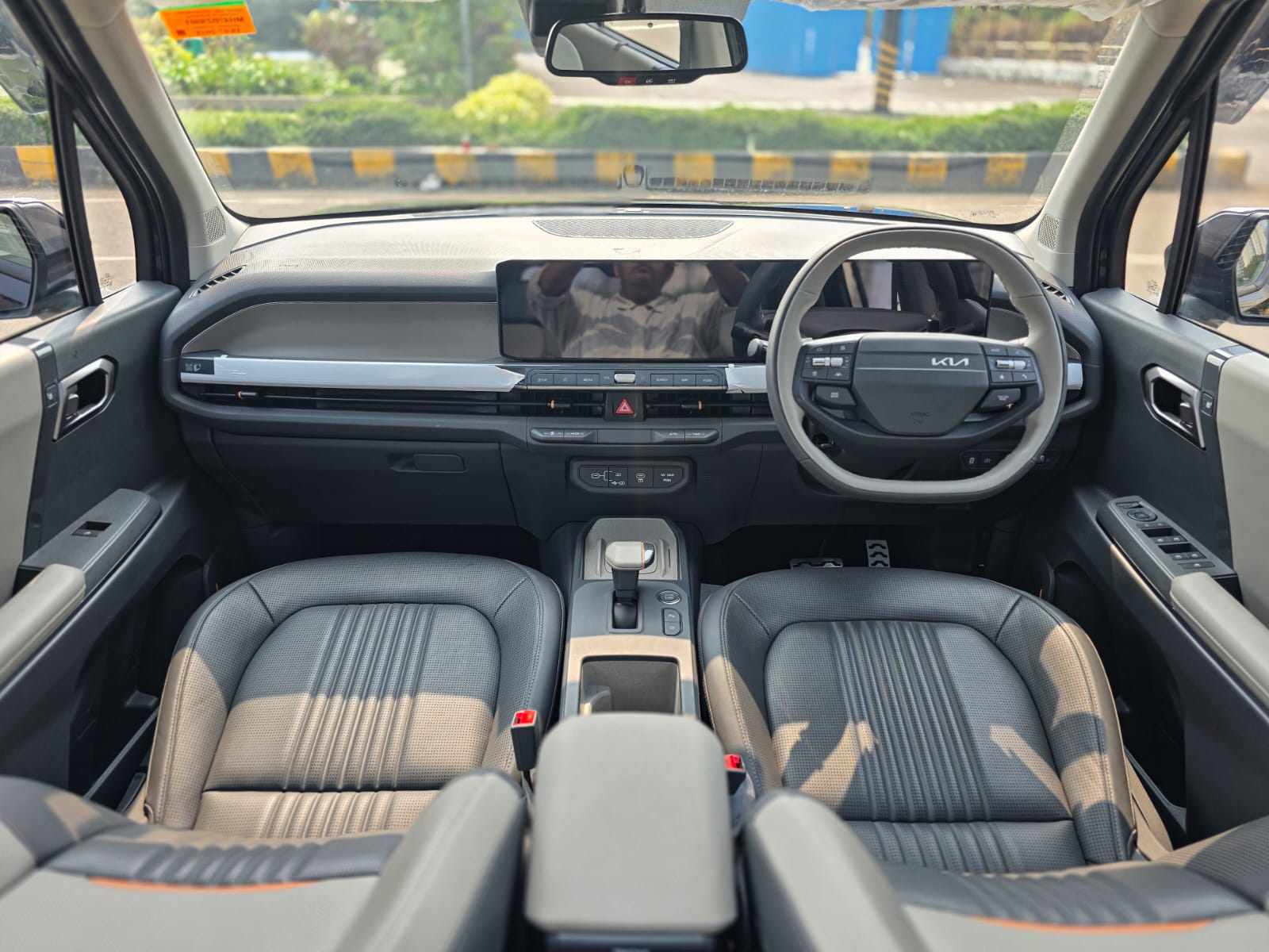 Buy Used Kia Syros HTX Plus Opt Diesel AT of 2025 model @ 15,75,000 INR ...