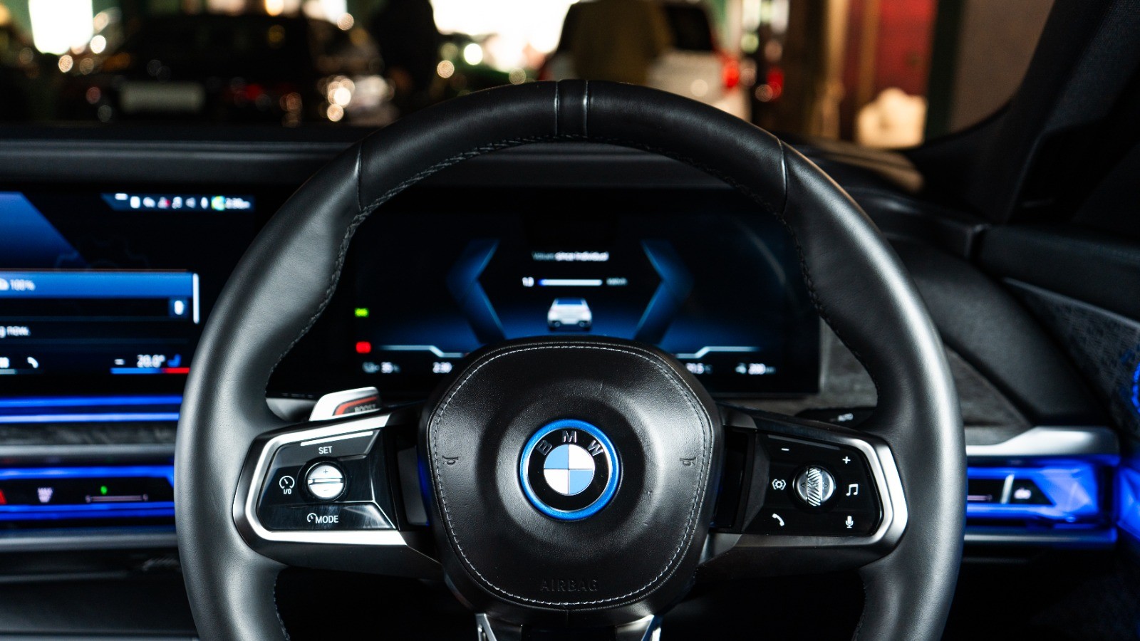 Buy Used BMW i7 xDrive60 M Sport of 2024 model @ 1,36,00,000 INR in ...