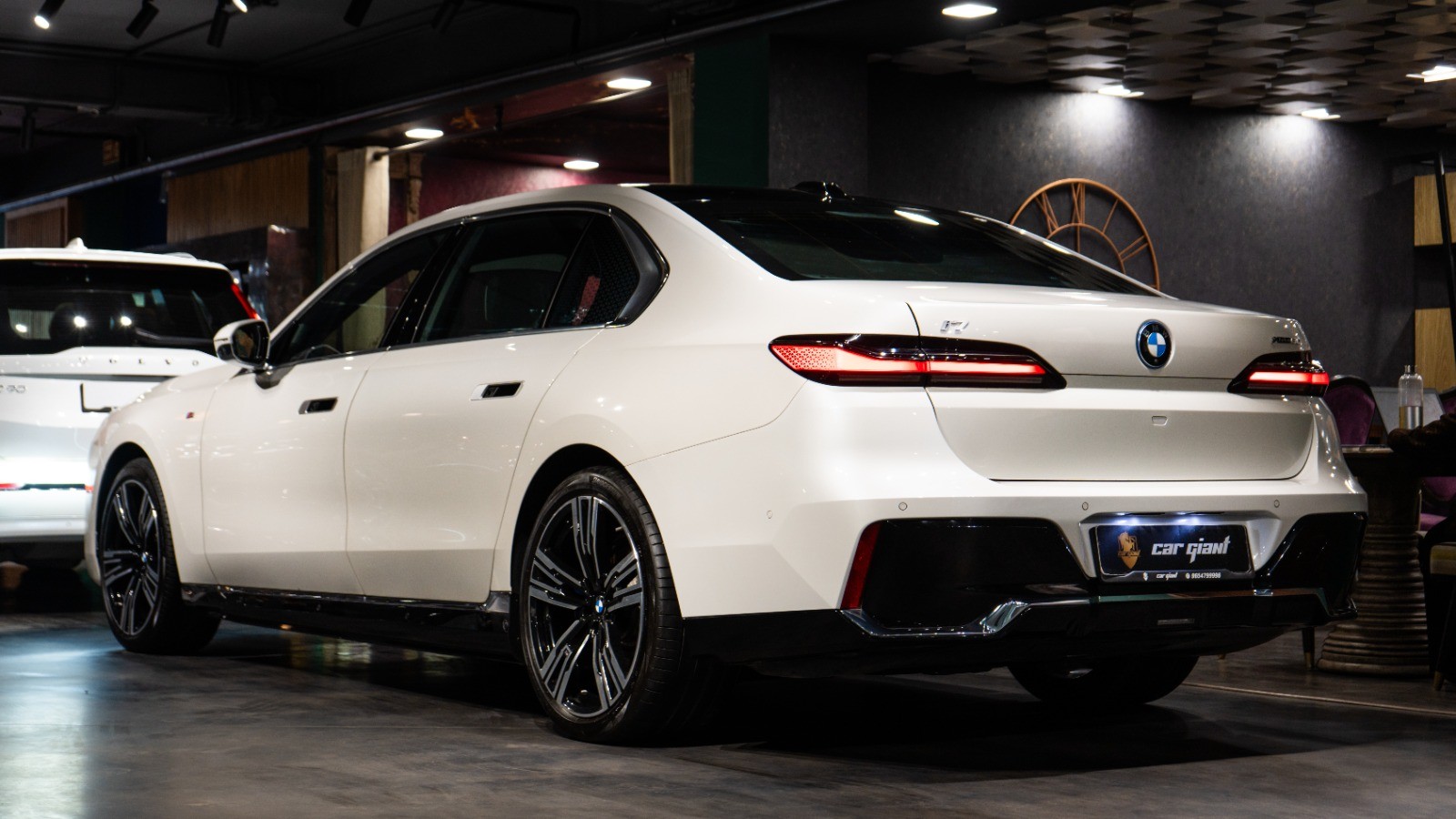 Buy Used BMW i7 xDrive60 M Sport of 2024 model @ 1,36,00,000 INR in ...