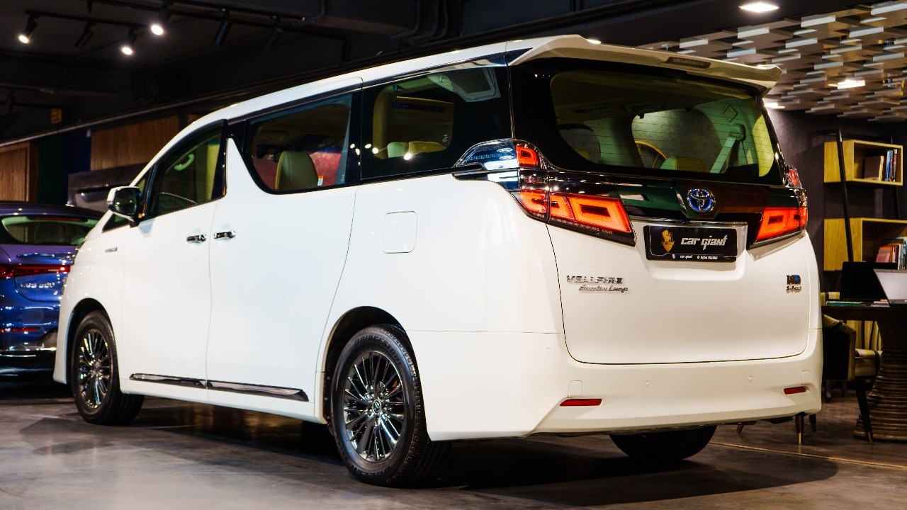 Buy Used Toyota Vellfire VIP Executive Lounge of 2023 model @ 88,00,000 ...
