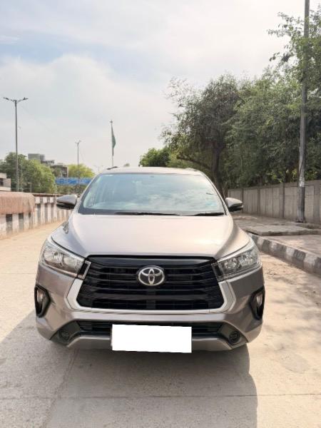 2021 Toyota Innova Crysta कार नई दिल्ली में ₹16.75 Lakh में - CarDekho