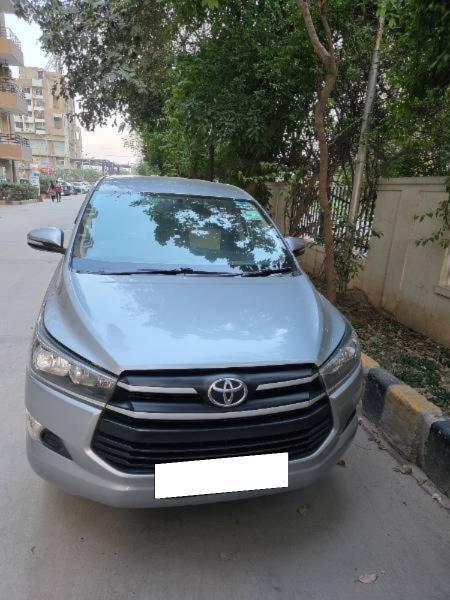 2017 Toyota Innova Crysta कार ग्रेटर नोएडा में ₹10.50 Lakh में - CarDekho
