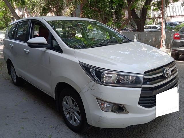 2020 Toyota Innova Crysta कार नई दिल्ली में ₹14 Lakh में - CarDekho
