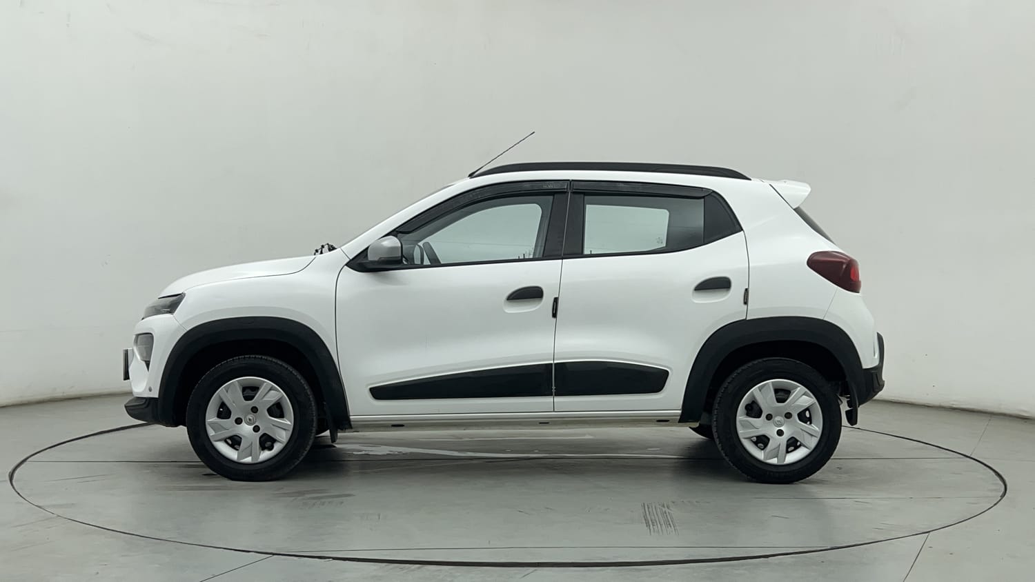 Buy Used Renault KWID 1.0 AMT RXT of 2023 model @ 4,95,000 INR in ...
