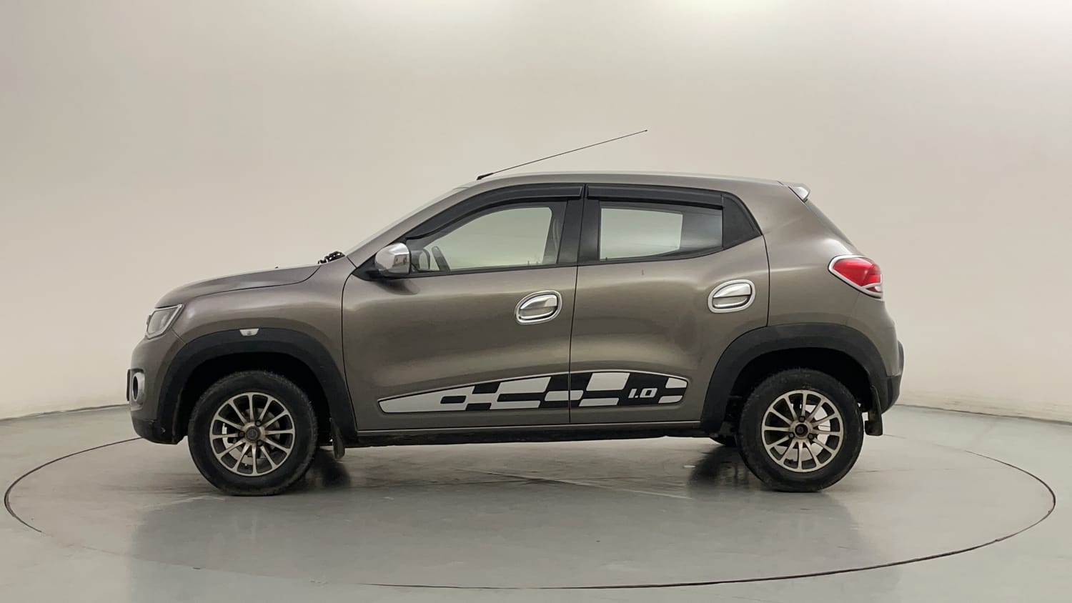 Buy Used Renault KWID 1.0 RXT AMT of 2017 model @ 3,53,000 INR in ...
