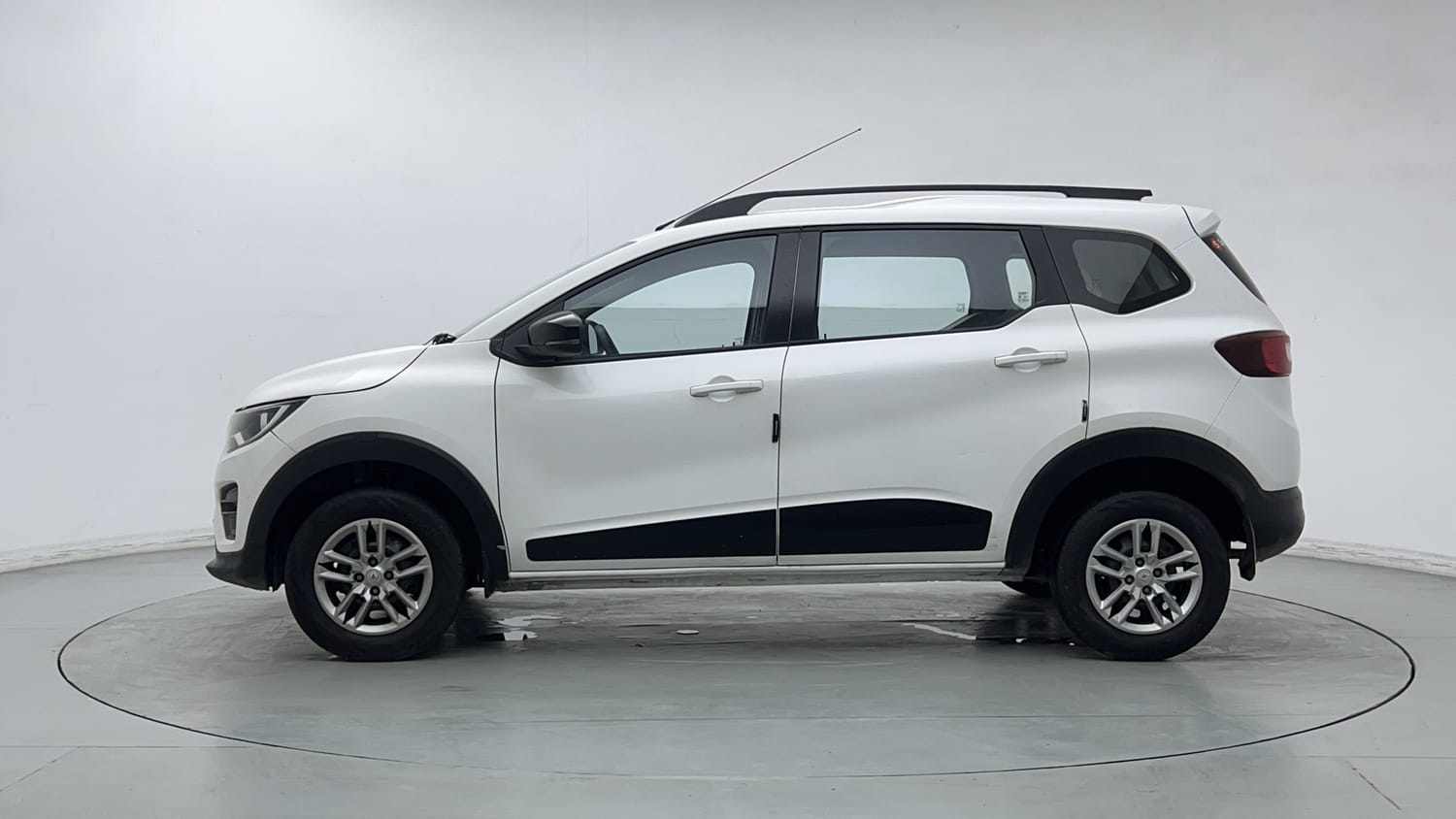 Buy Used Renault Triber RXT of 2022 model @ 4,44,000 INR in Noida ...