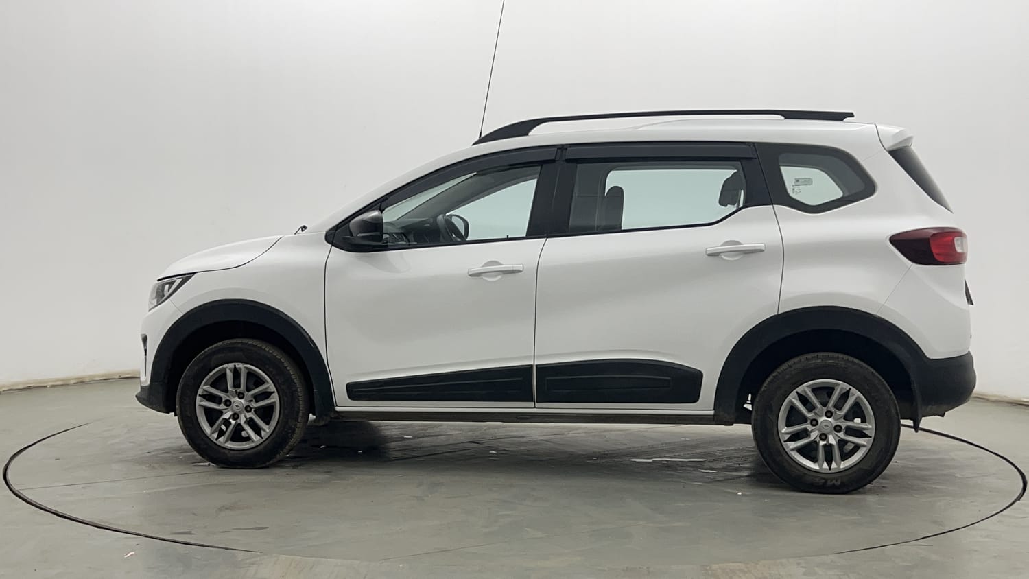 Buy Used Renault Triber RXT of 2022 model @ 4,74,000 INR in Kolkata ...
