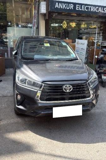 2021 Toyota Innova Crysta कार नोएडा में ₹17.90 Lakh में - CarDekho