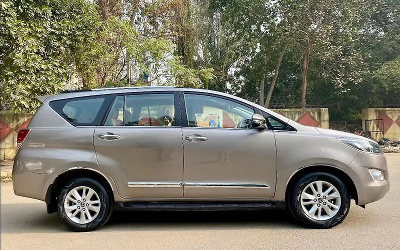 Buy Used Toyota Innova Crysta 2.4 VX MT BSIV of 2018 model @ 13,90,000 ...