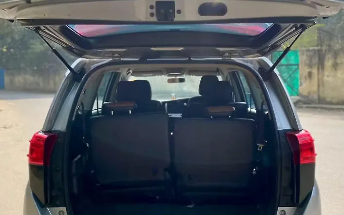 Buy Used Toyota Innova Crysta 2.4 VX MT BSIV of 2018 model @ 13,90,000 ...