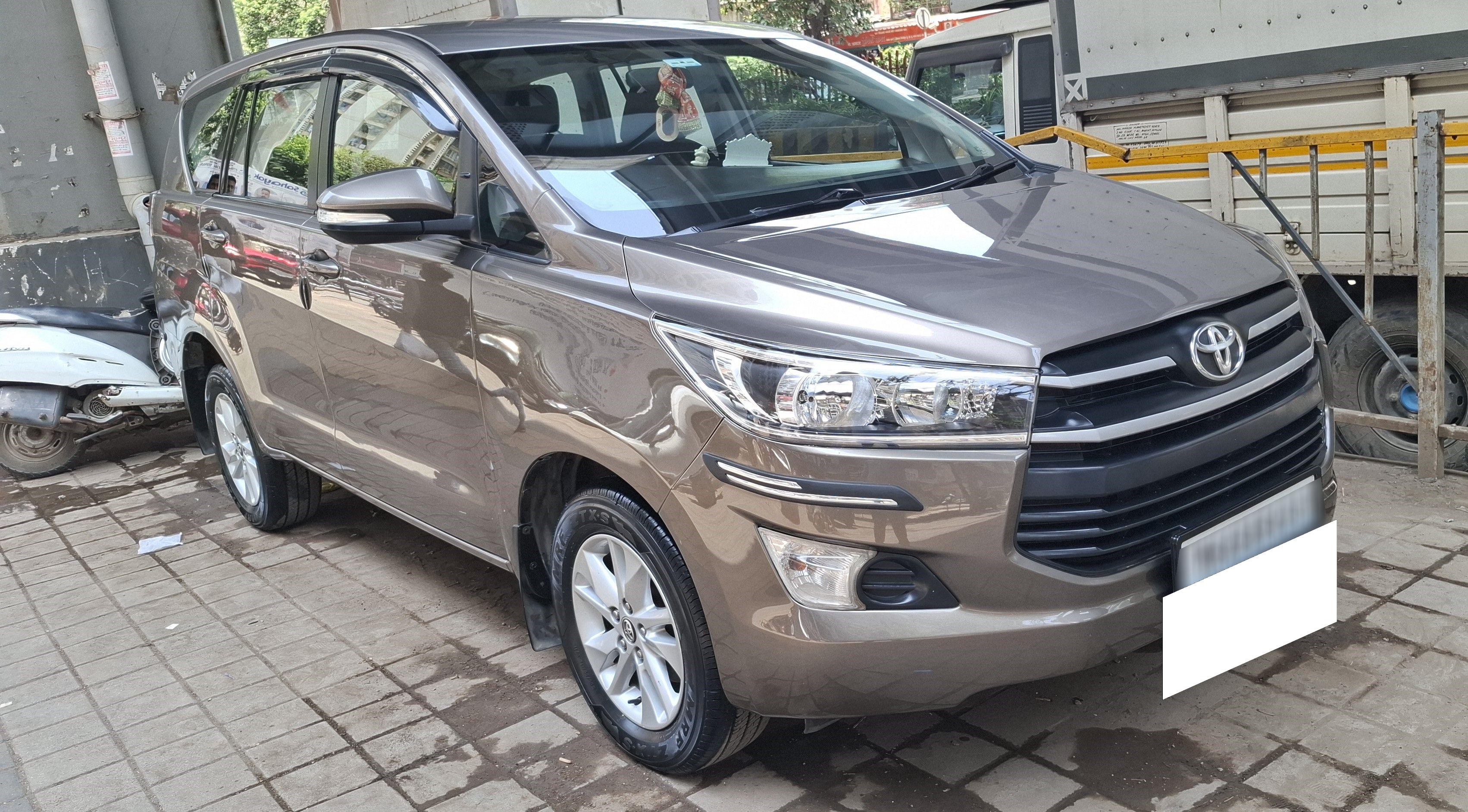 2017 Toyota Innova Crysta 2755 cc कार मुंबई में ₹14 Lakh में - CarDekho
