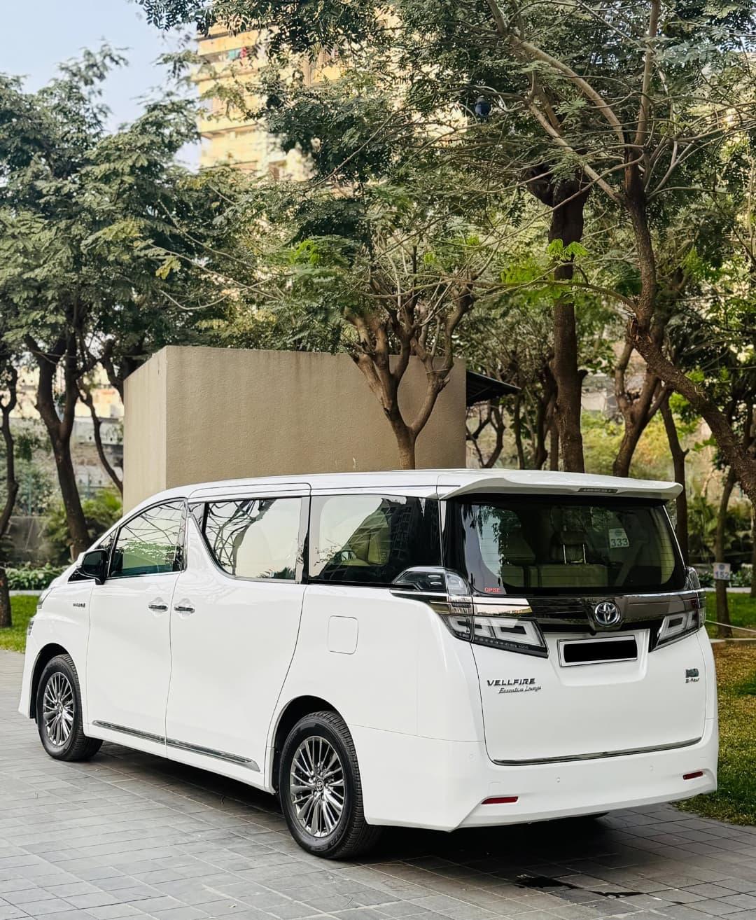 Buy Used Toyota Vellfire Executive Lounge of 2023 model @ 75,99,000 INR ...
