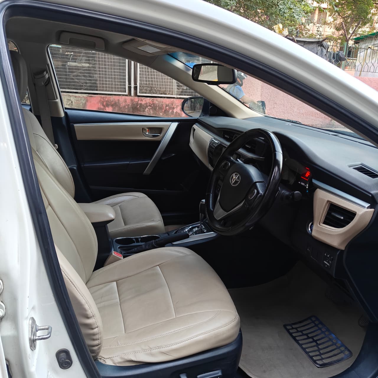 Buy Used Toyota Corolla Altis VL AT of 2014 model @ 3,99,999 INR in ...