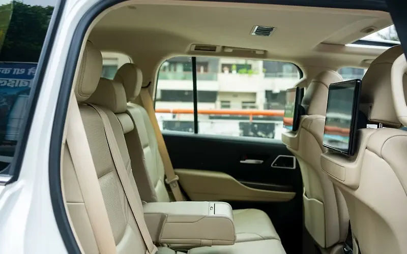 Buy Used Toyota Land Cruiser 300 ZX of 2023 model @ 2,02,00,000 INR in ...