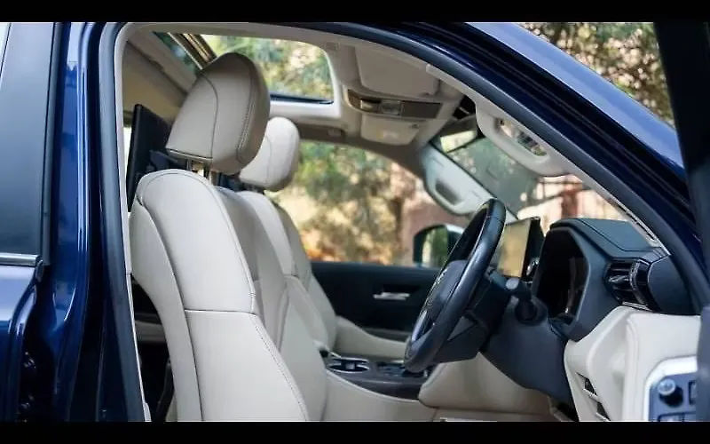 Buy Used Toyota Land Cruiser 300 ZX of 2023 model @ 1,99,00,000 INR in ...