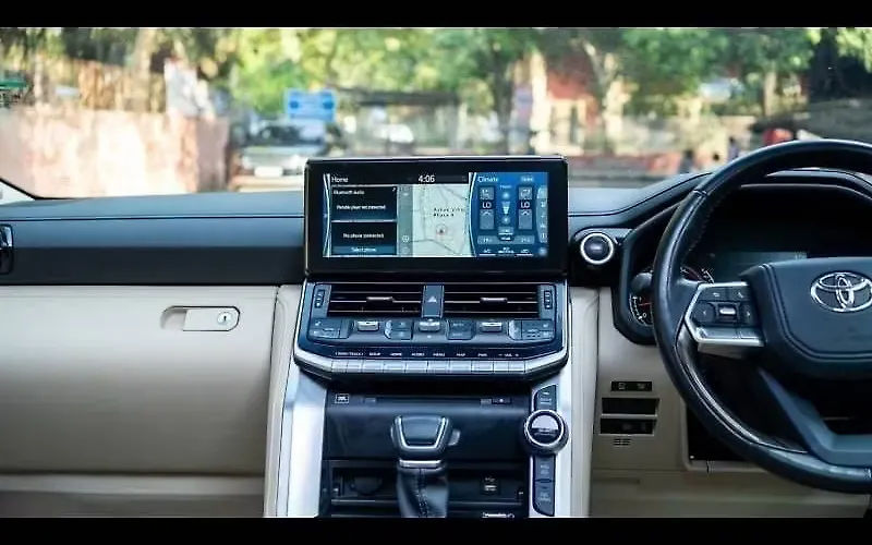 Buy Used Toyota Land Cruiser 300 ZX of 2023 model @ 1,99,00,000 INR in ...