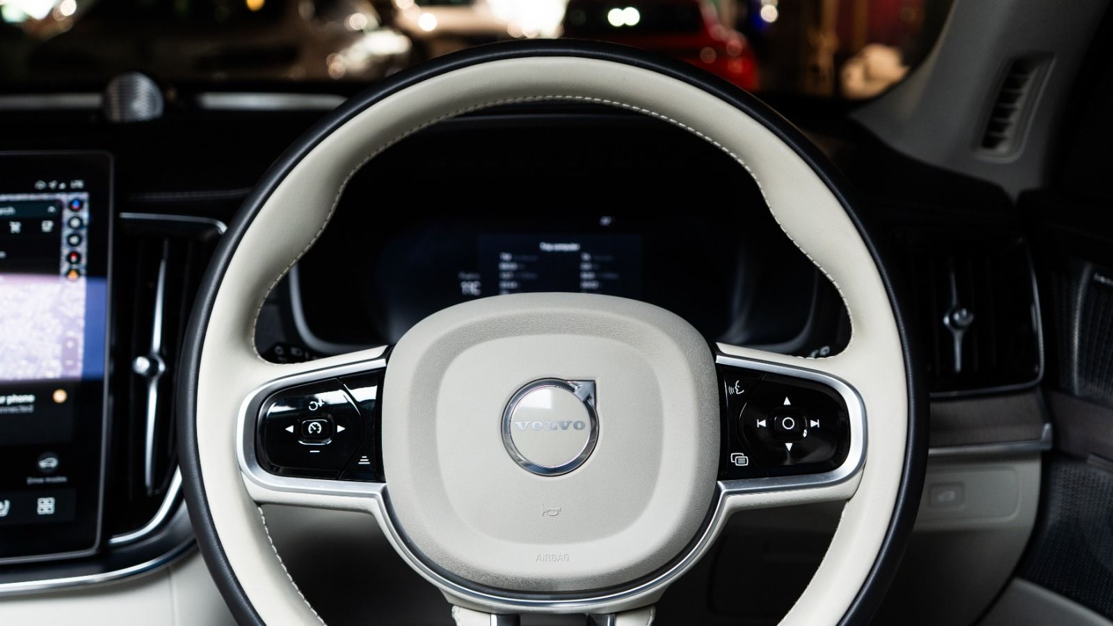 Buy Used Volvo XC90 B5 AWD Mild hybrid Ultra of 2025 model @ 87,90,000 ...
