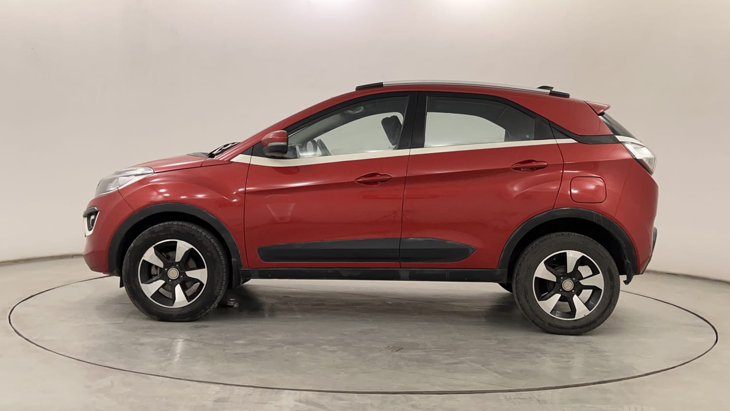 Buy Used Tata Nexon Pure Plus Diesel AMT of 2018 model @ 7,03,000 INR ...