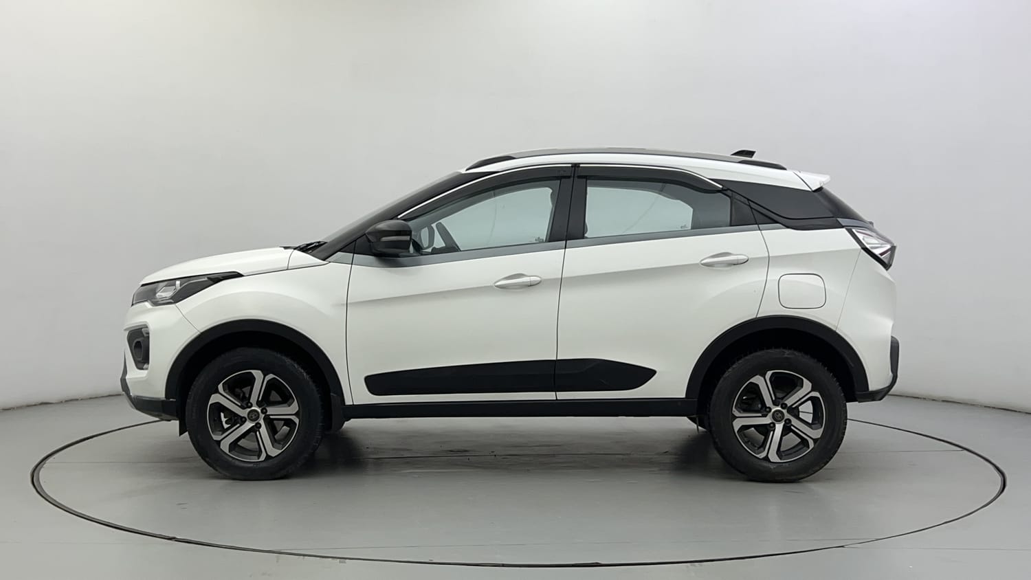Buy Used Tata Nexon Smart Plus AMT of 2021 model @ 6,31,000 INR in ...