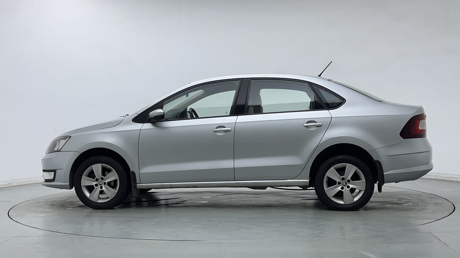 Buy Used Skoda Rapid 1.6 MPI Ambition BSIV of 2017 model @ 4,40,000 INR ...