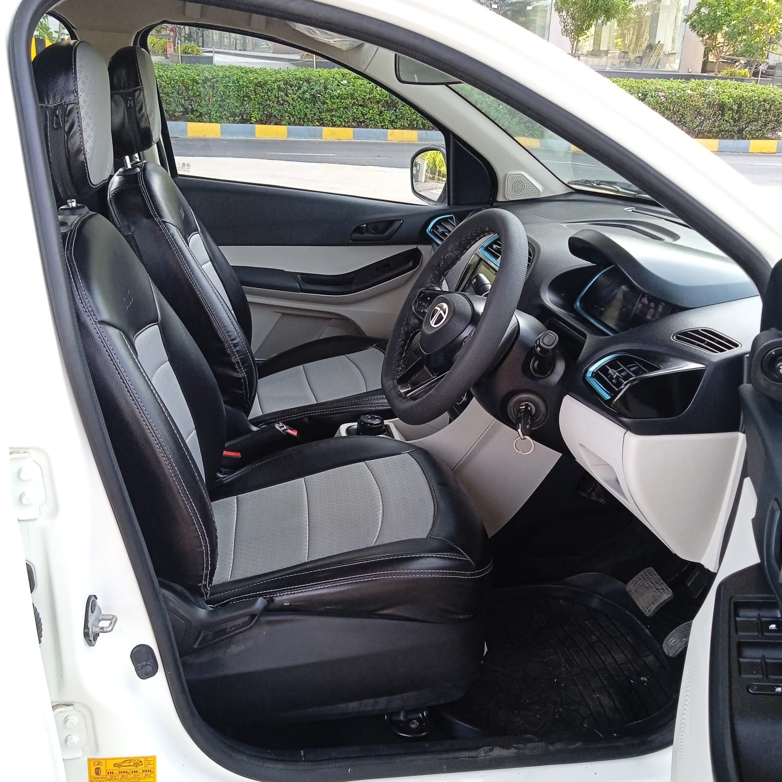 Buy Used Tata Tiago EV XT LR of 2024 model @ 6,90,000 INR in Ahmedabad ...