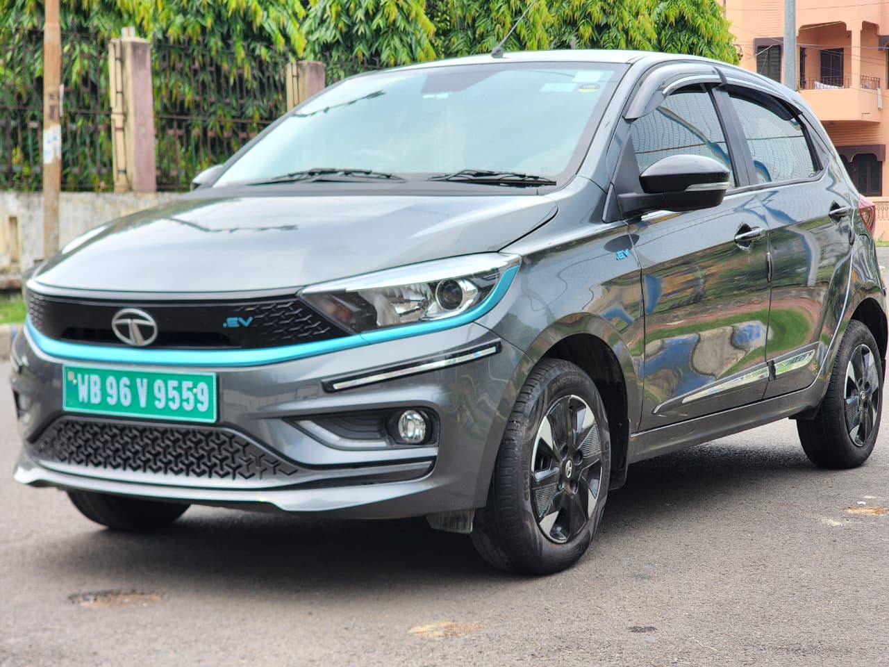 Buy Used Tata Tiago EV XT LR of 2023 model @ 6,25,000 INR in Kolkata ...