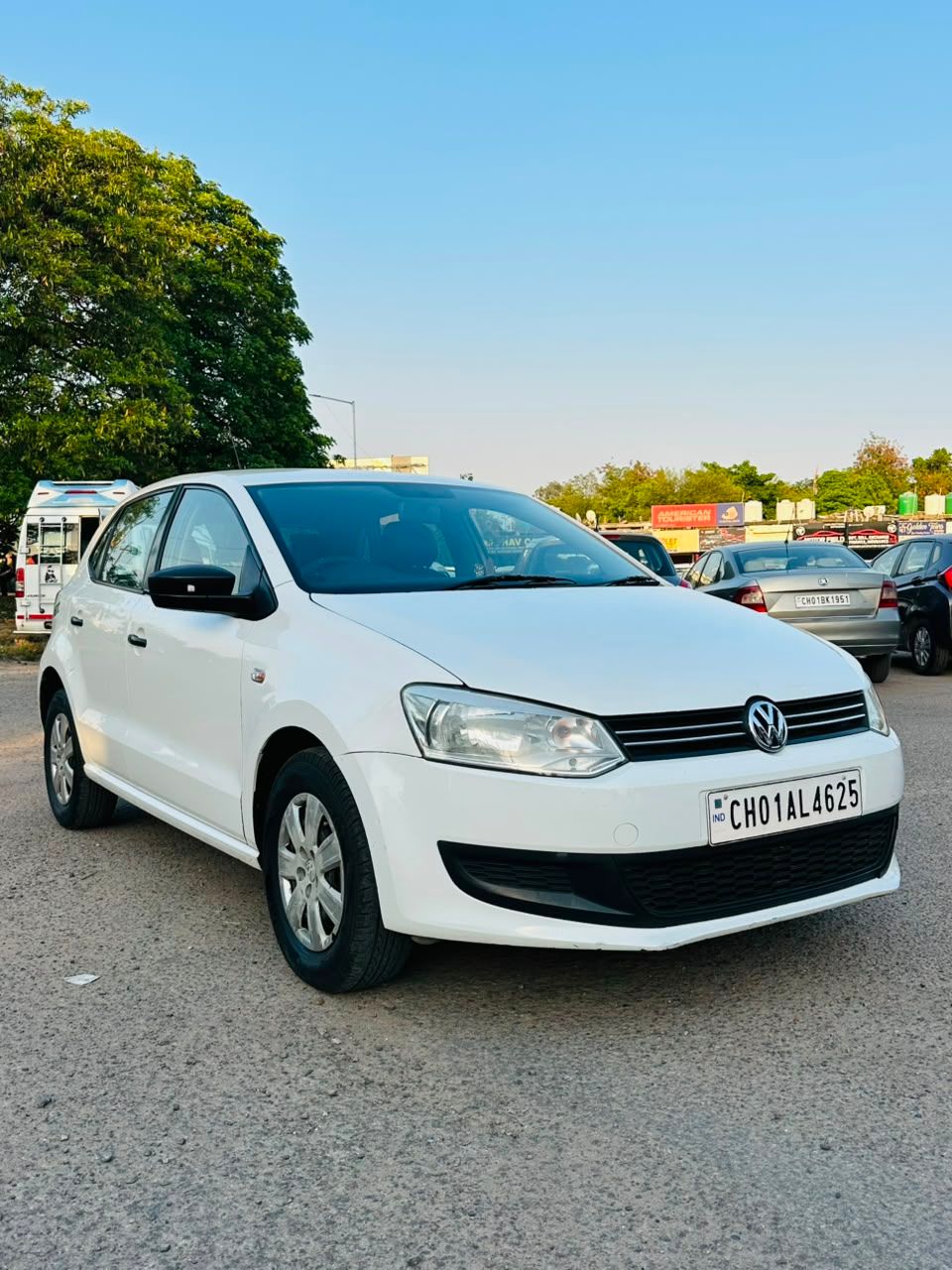 Buy Used Volkswagen Polo Petrol Trendline 1.2L of 2011 model @ 2,35,000 ...