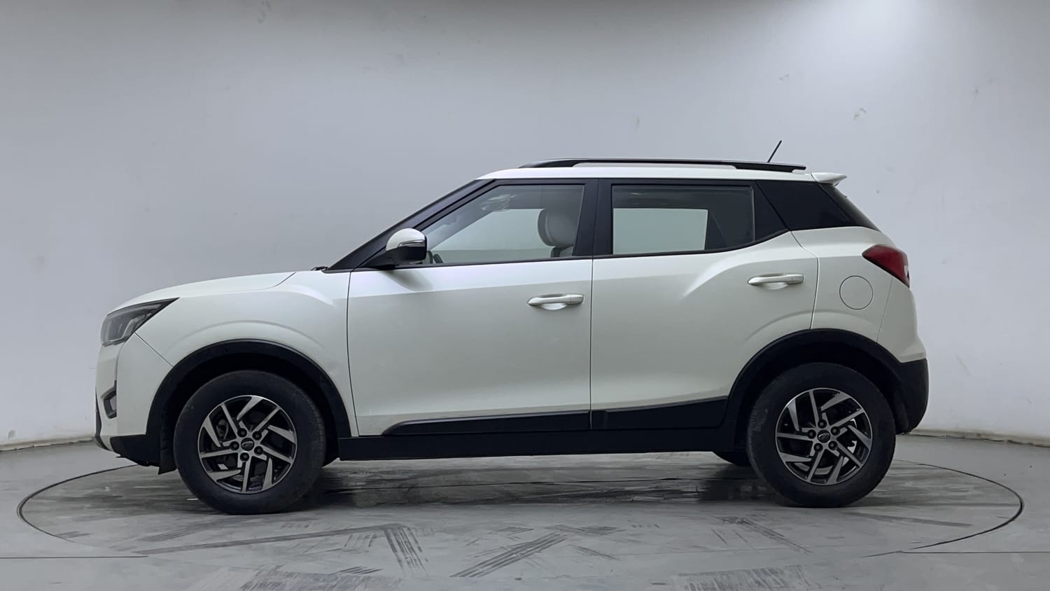 Buy Used Mahindra XUV300 W8 Opt AMT of 2022 model @ 9,55,000 INR in ...