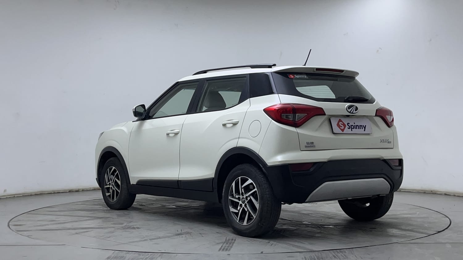 Buy Used Mahindra XUV300 W8 Opt AMT of 2022 model @ 9,55,000 INR in ...