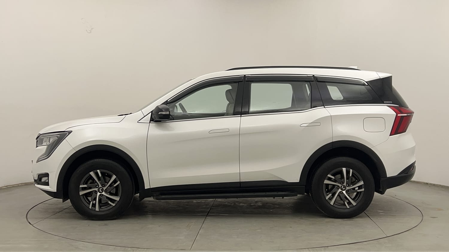 Buy Used Mahindra XUV700 AX3 5Str AT of 2023 model @ 15,67,000 INR in ...
