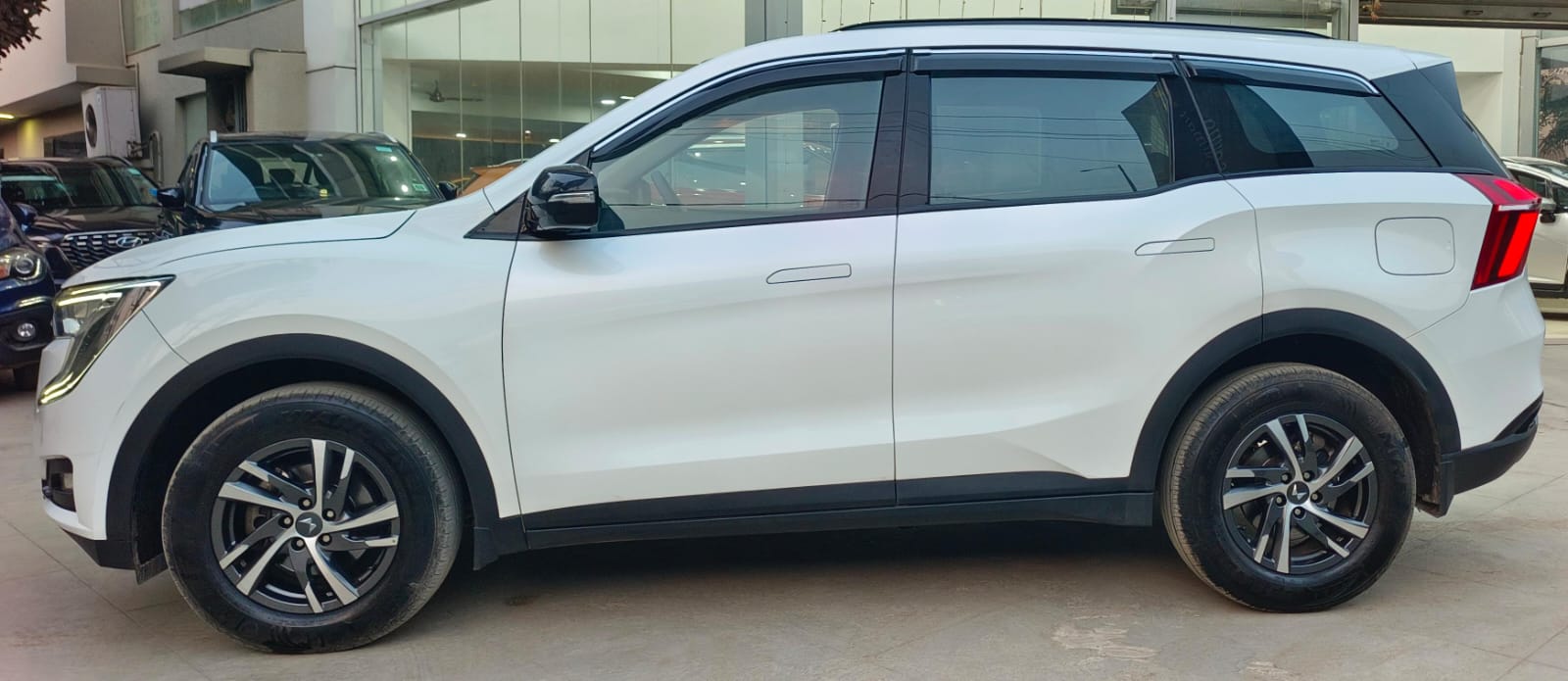 Buy Used Mahindra XUV700 AX5 5Str AT of 2023 model @ 16,73,000 INR in ...