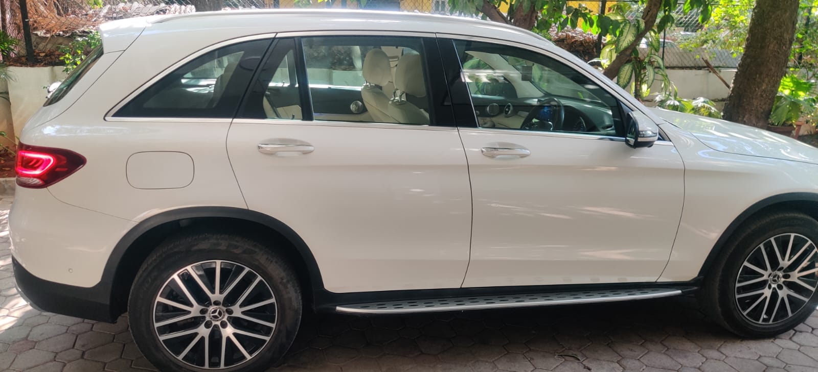 Buy Used Mercedes-Benz GLC 200 of 2022 model @ 48,00,000 INR in Mumbai ...