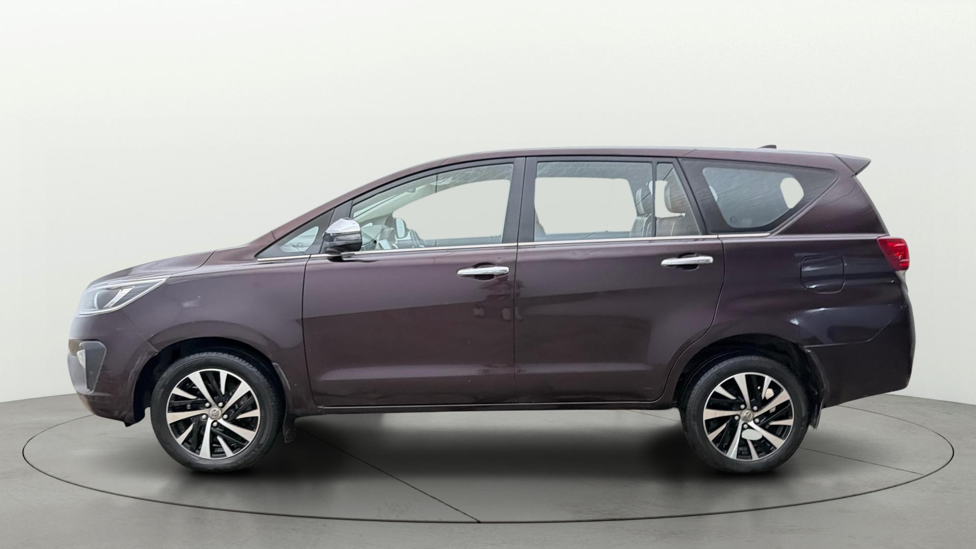 Buy Used Toyota Innova Crysta 2.7 ZX 7 STR AT of 2022 model @ 15,09,039 ...