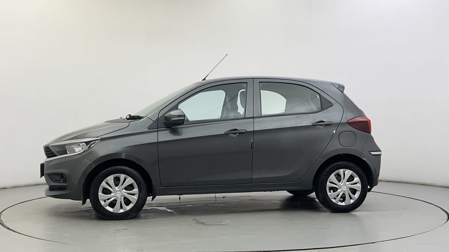 Buy Used Tata Tiago XTA AMT of 2021 model @ 4,60,000 INR in Ahmedabad ...