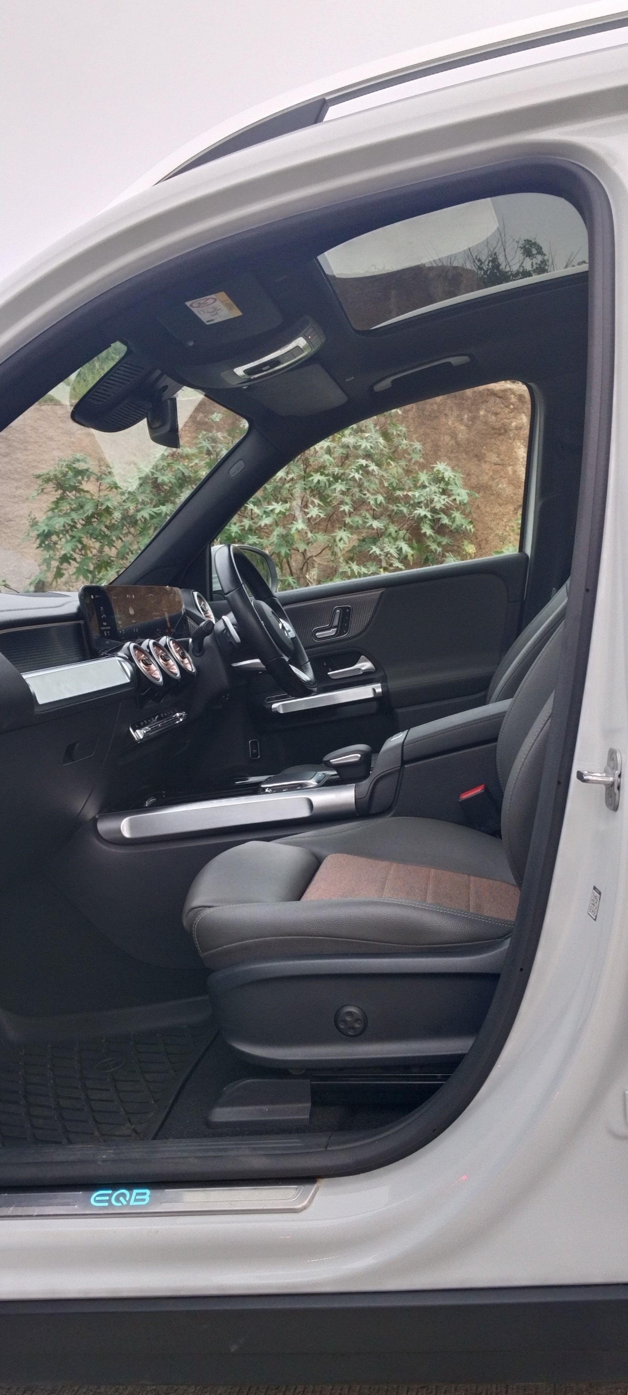Buy Used Mercedes-Benz EQB 350 4Matic of 2023 model @ 69,00,000 INR in ...