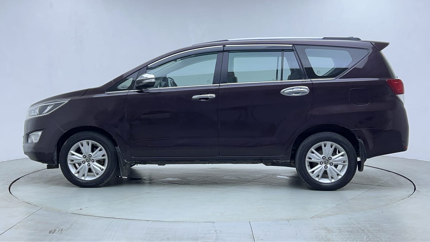 Buy Used Toyota Innova Crysta 2.7 ZX 7 STR AT of 2016 model @ 12,89,000 ...
