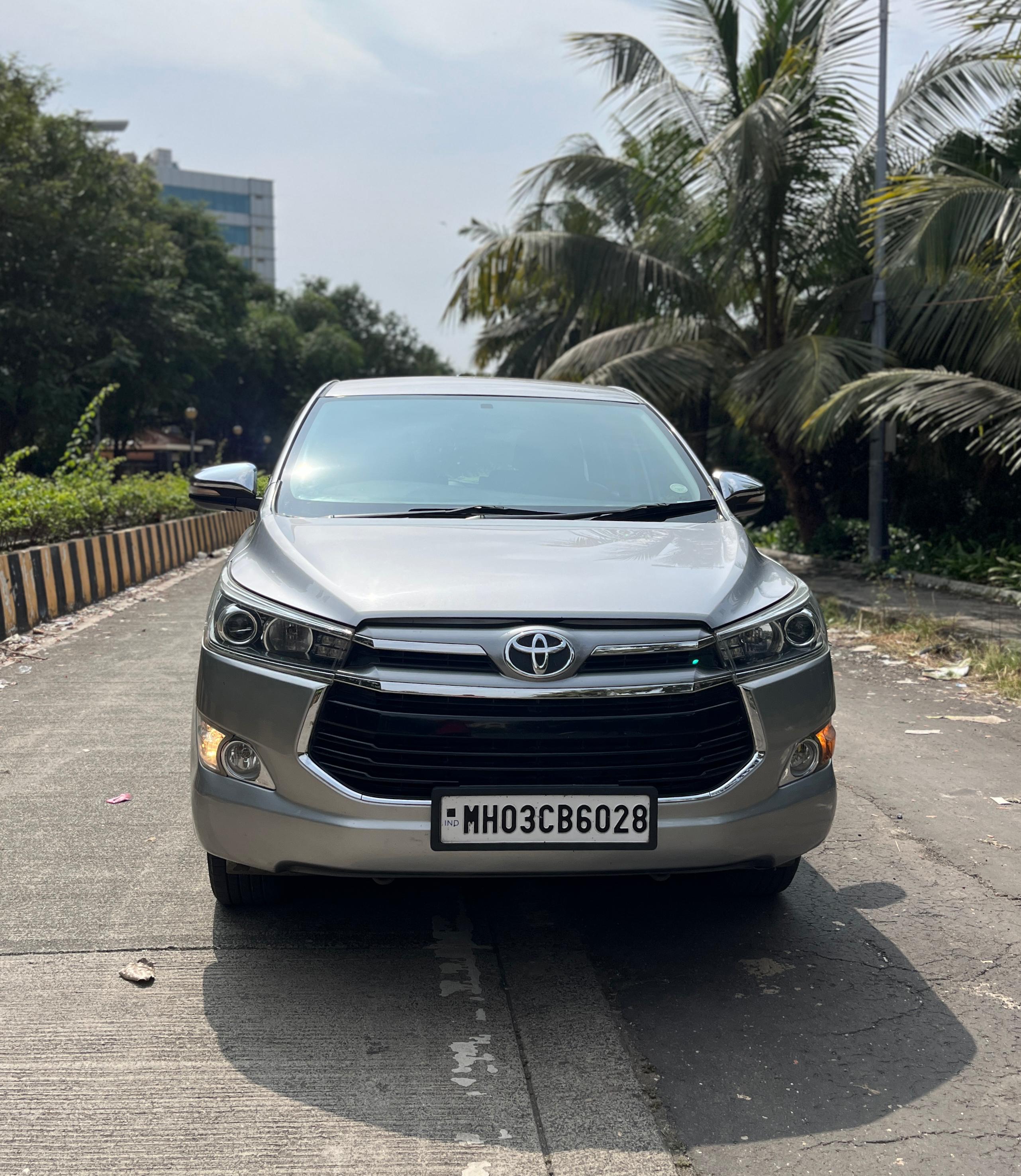 2016 Toyota Innova Crysta 2755 cc कार मुंबई में ₹15.75 Lakh में - CarDekho